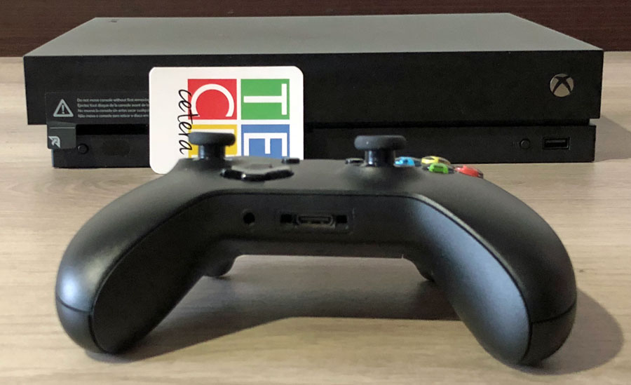 Vista frontal Xbox One X | Techcetera