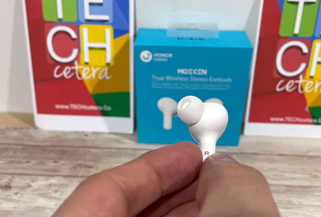 Proporciones de uno de los audífonos Honor Choice X1 frente al tamaño ...