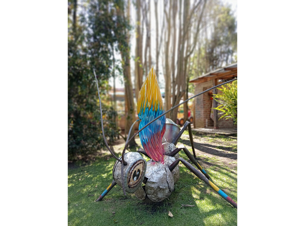 Escultura de un insecto hecha en material reciclado y captado con el ...